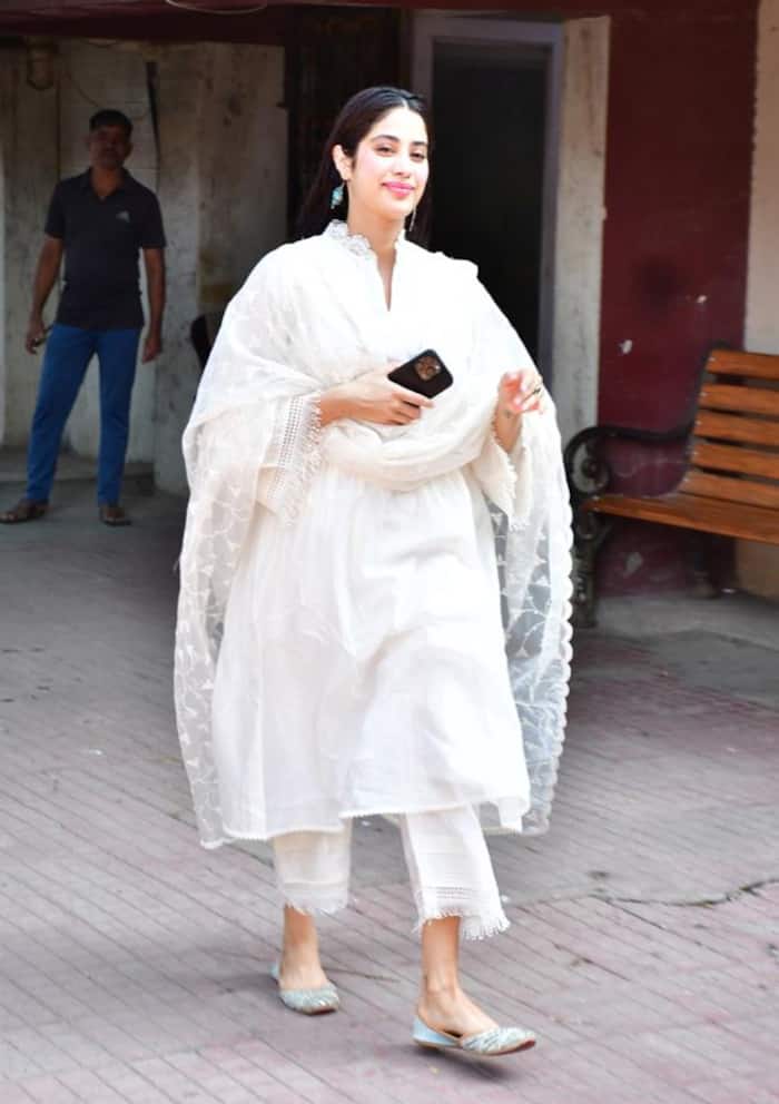 Poo Bani Parvati! Janhvi Kapoor Wears a White Salwar Suit With Punjabi ...