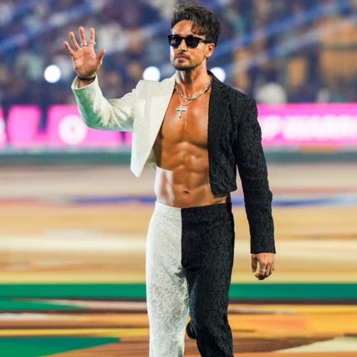 WPL 2024 Opening Ceremony: Team Captains Shake Leg With Shah Rukh Khan ...