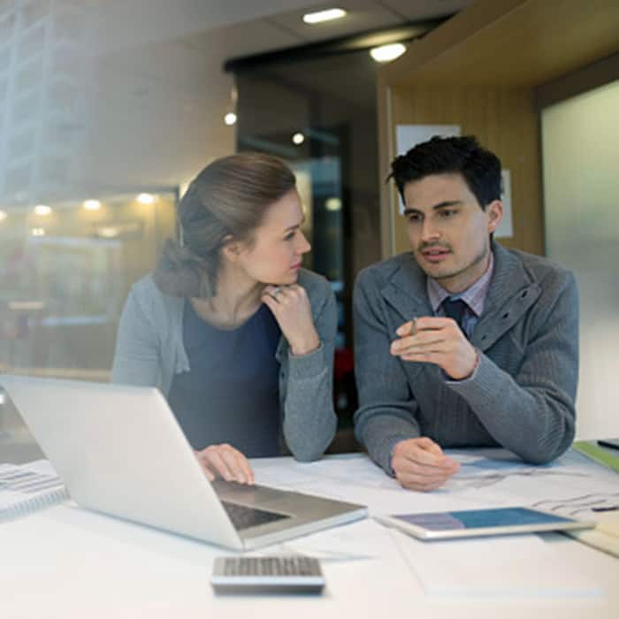 8 body language signals because of which people don’t trust you