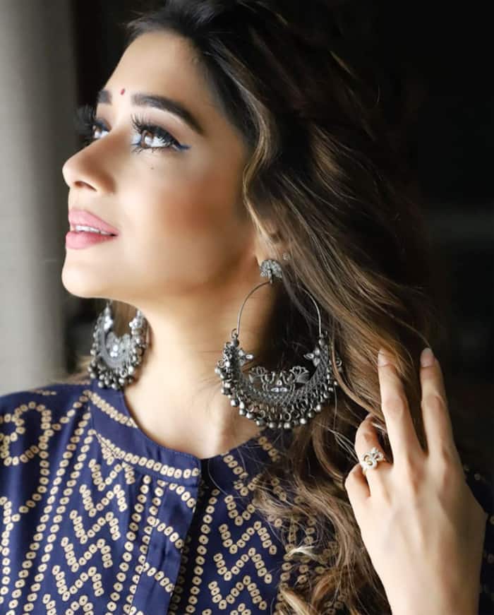 Tina Datta Looks so Graceful in Her Latest Blue Traditional Outfit ...