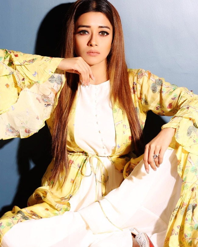 Tina Datta looks like a glam doll with kohl rimmed eyes and nude lips
