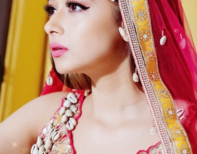 Tinaa Dataa Goes Traditional