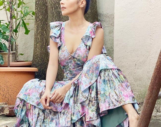 Tinaa Dattaa Completes Her Look With High Hair Bun