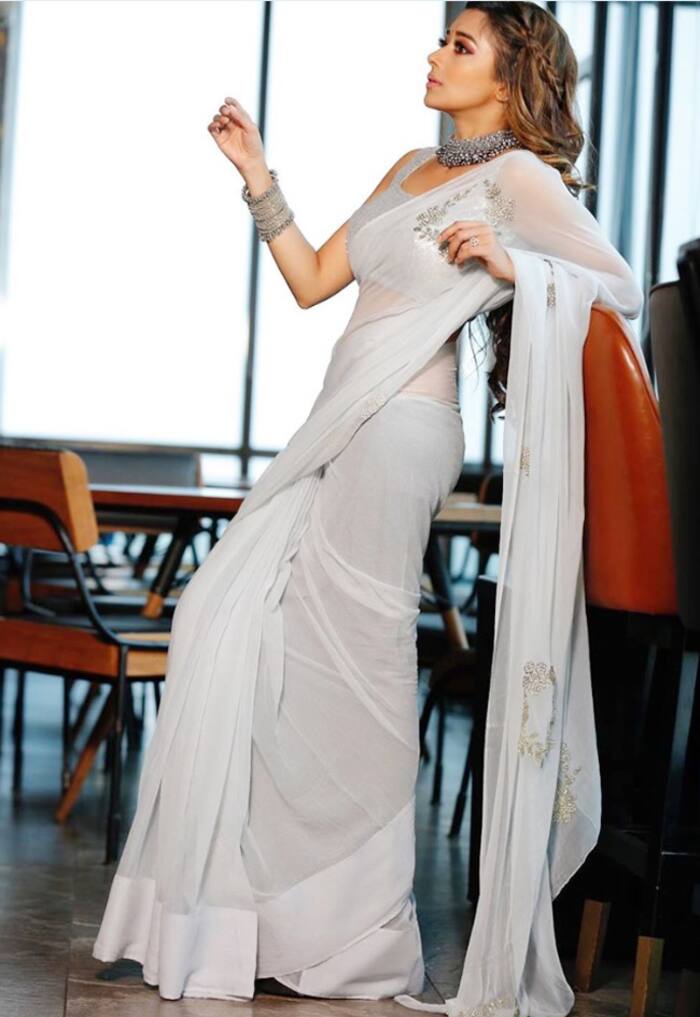 Tinaa Dattaa’s Smokey Eyes And Simple Sheer Saree Makes Her Look Gorgeous