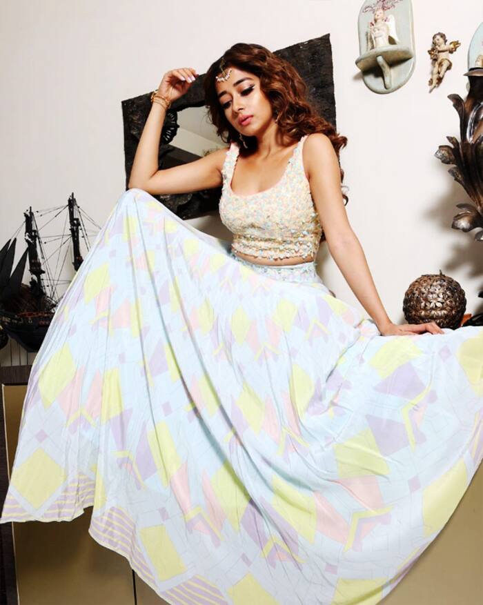 Tinaa Dattaa Flaunts Her Midriff Abs in Perfect Lehenga Look
