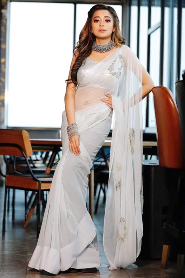 Tinaa Dattaa’s Smokey Eyes And Simple Sheer Saree Makes Her Look Gorgeous