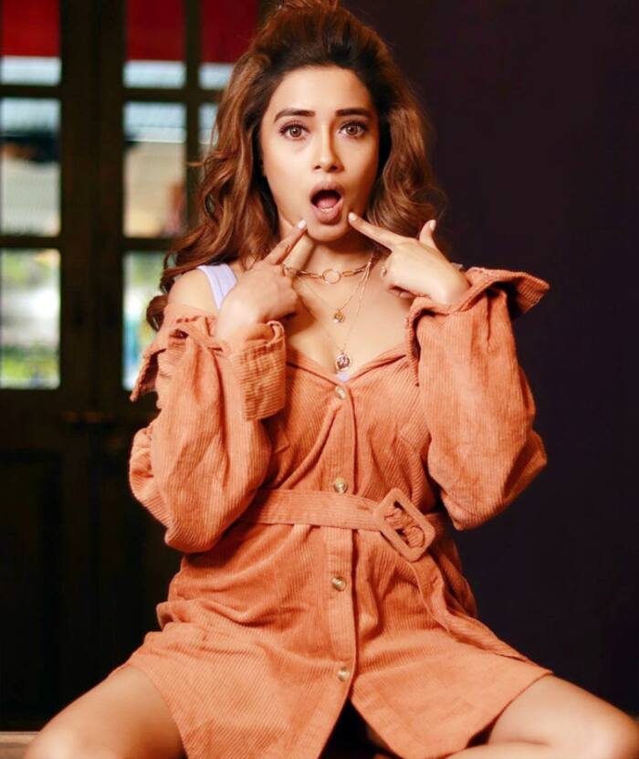 Tinaa Dattaa Lights Up Internet With Her Gorgeous Pictures in Bronze Dress