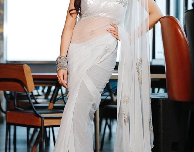 Tinaa Dattaa’s Smokey Eyes And Simple Sheer Saree Makes Her Look Gorgeous