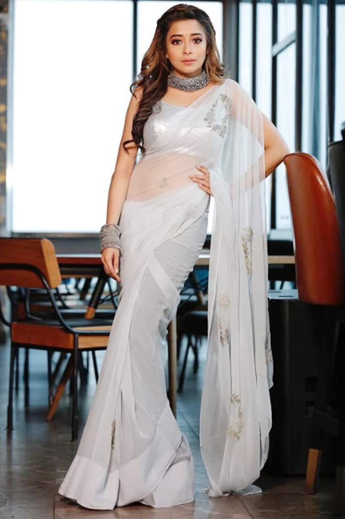 Tinaa Dattaa’s Smokey Eyes And Simple Sheer Saree Makes Her Look Gorgeous