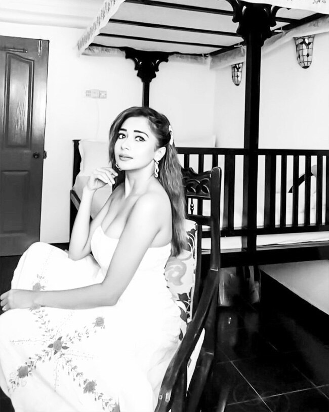 Tinaa Dattaa’s White Gown Look is Perfect For These Summers