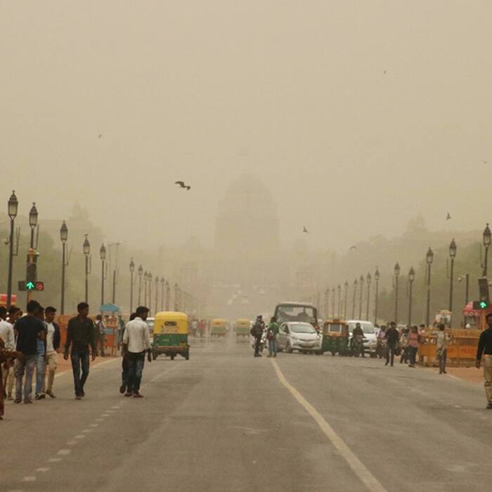 Dust storm hits New Delhi, Delhiites enjoy the pleasant weather at ...