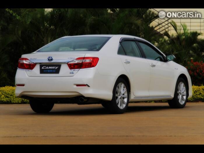 Toyota Camry Hybrid Exterior img13