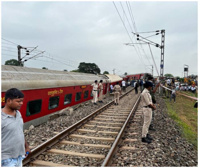 Jharkhand Train Accident: 2 Killed, 20 Injured As Howrah-Mumbai Mail ...