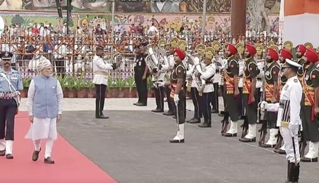 PM Inspects Guard of Honour