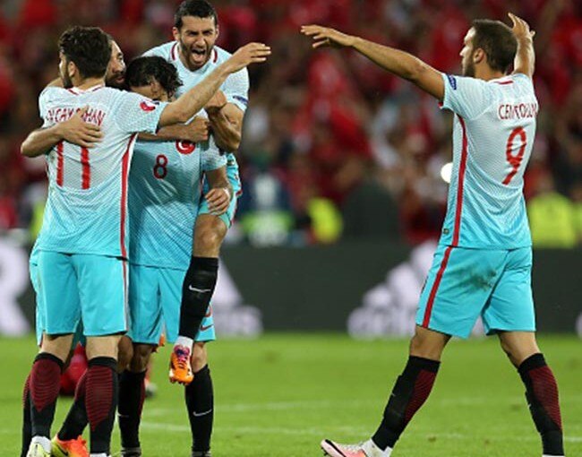 Turkey players celebrating their victory against Czech Republic in UEFA ...