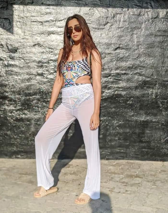 OTT Web Series Khul ja Sim Sim Actor Nikhita Chopra's Steamy Hot Bikini ...