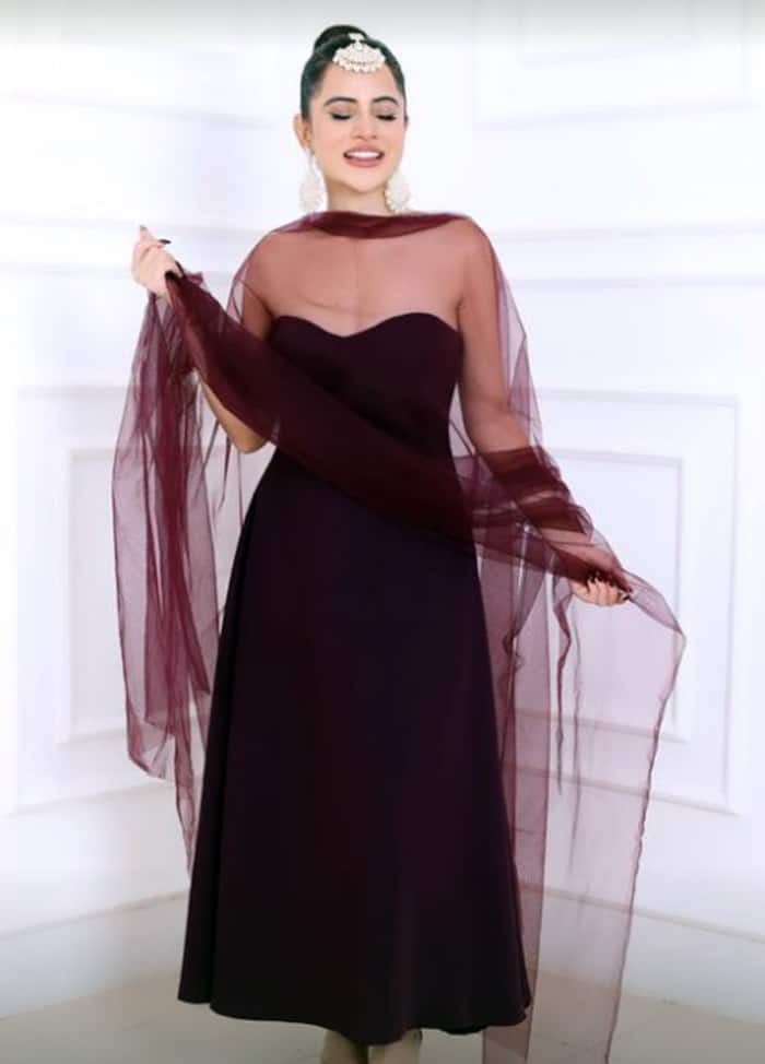Urfi Javed Distributes Sweets to Paps, Looks Sexy in Purple Off ...