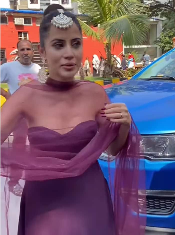 Urfi Javed Distributes Sweets to Paps, Looks Sexy in Purple Off ...