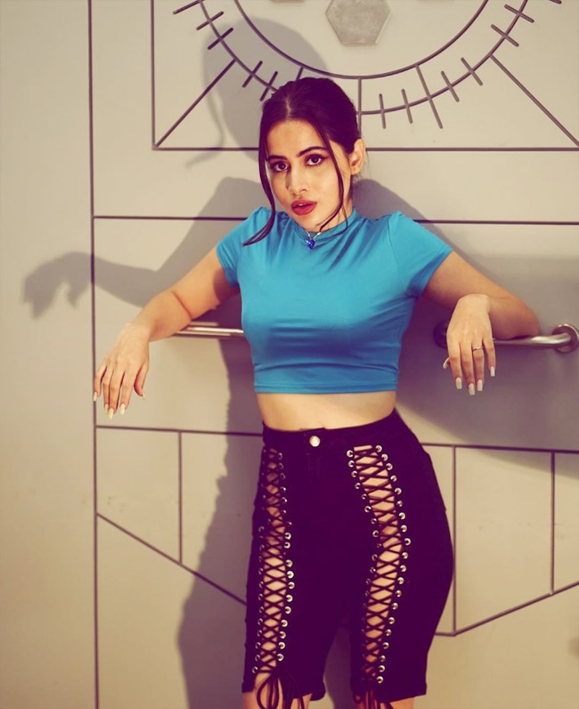 Urfi Javed Flaunts Her Washboard Abs