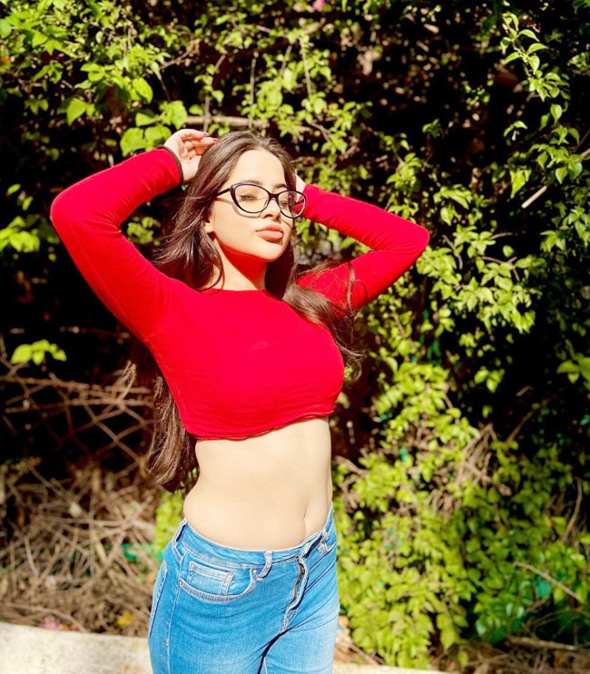 Urfi Javed flaunts hot waistline in viral pictures