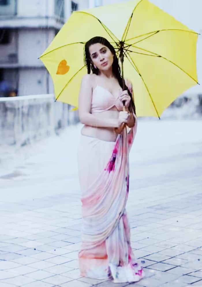 Social Media Sensation Urfi Javed's New Photo she is Looking Sizzling ...