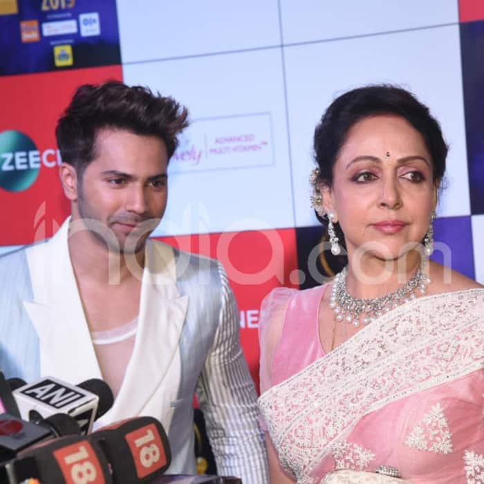 Varun Dhawan Touches Hema Malini's Feet at The Red Carpet of Zee Cine ...