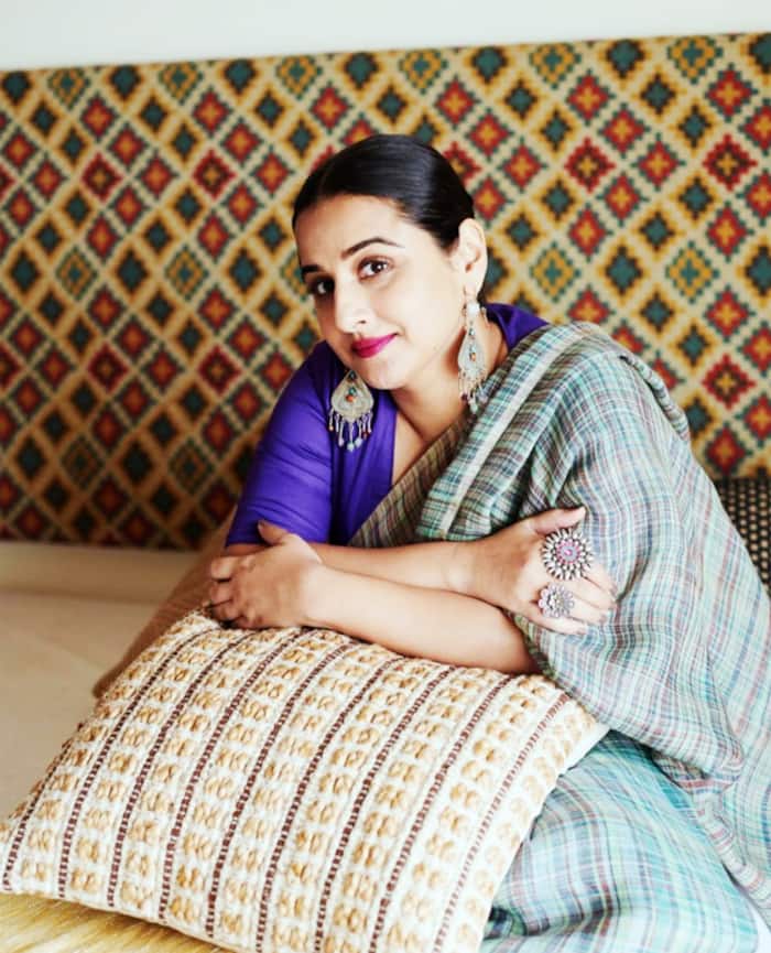 Vidya Balan is an Epitome of Grace in Gorgeous Linen Saree, Purple ...
