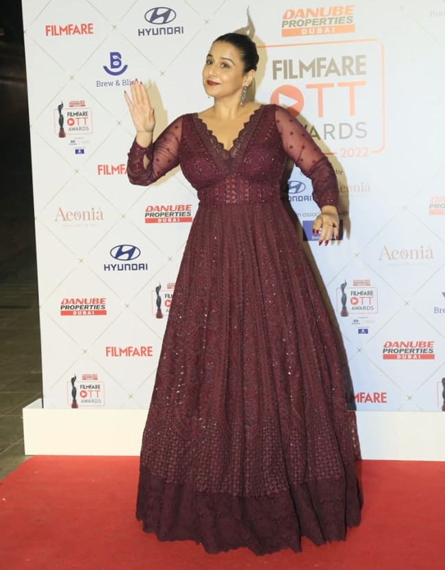 Vidya Balan Makes Jaws Drop in Latest Outfit