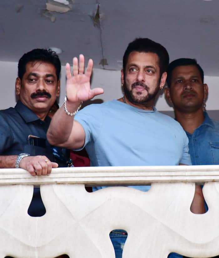 PHOTOS: Salman Khan Comes Outside, Greets And Waves Sea of Fans Outside ...