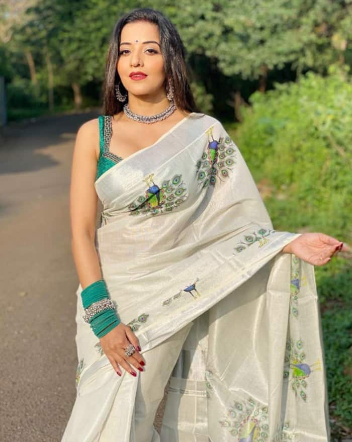 Viral Photos: Bhojpuri Diva Monalisa Poses