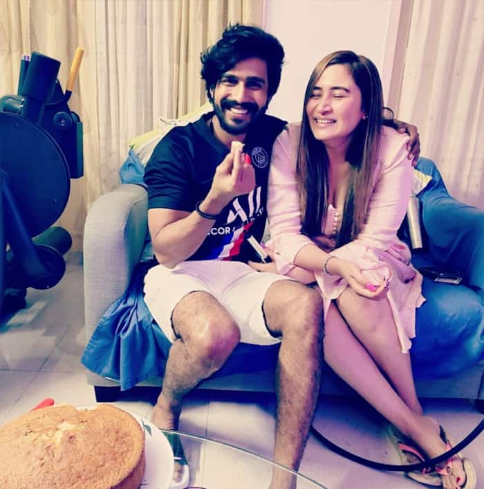 Indian badminton Player Jwala Gutta Gets Engaged to South Actor Vishnu ...