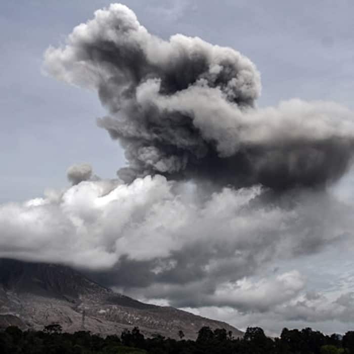 Indonesia’s Mount Sinabung volcano erupts, and the pictures are spine ...