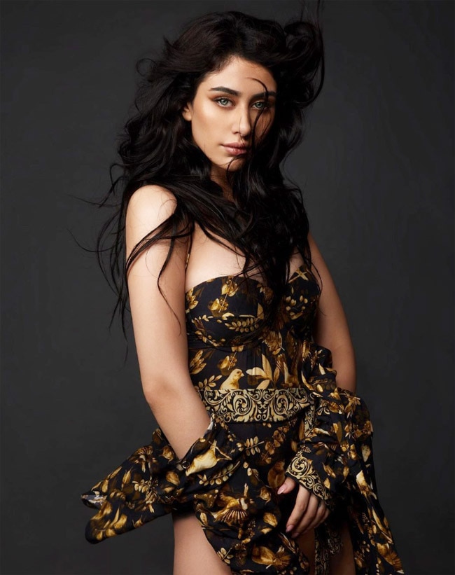 Warina Hussain Looks Drop dead Gorgeous in Pink Floral Lehenga