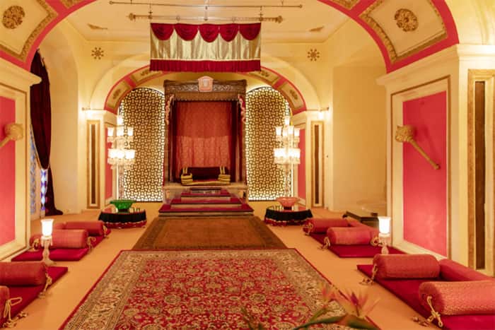Inside Pics of Jyotiraditya Scindia's Royal Mansion 'Jai Vilas Palace ...