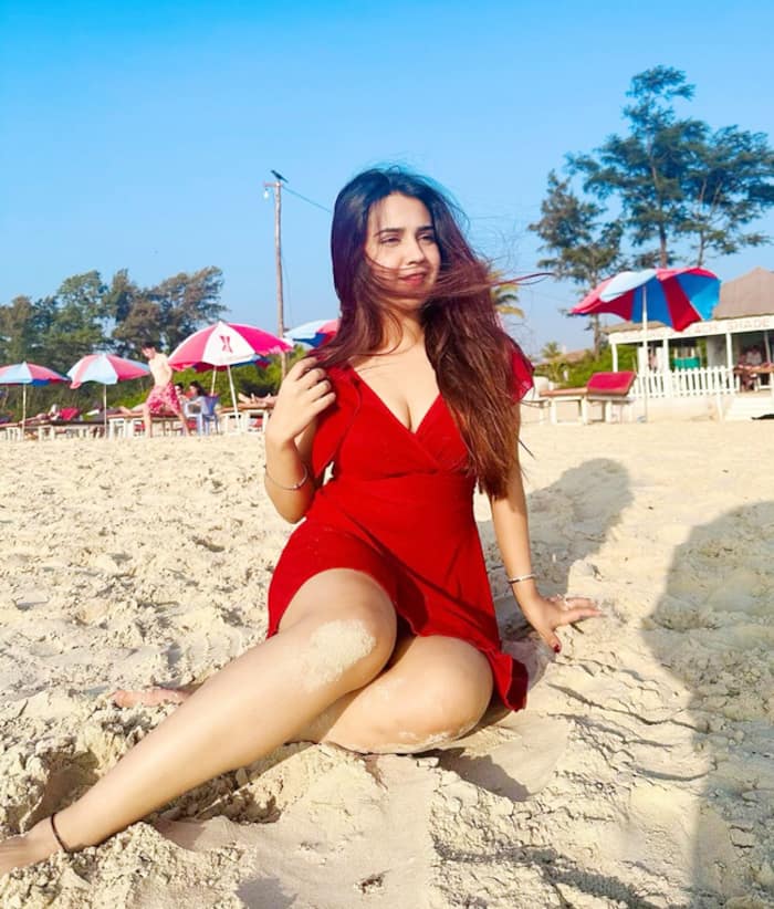 Aryan Khan Clicked With Hottie Roshni Walia, Did You Check Their Viral Pics Yet?