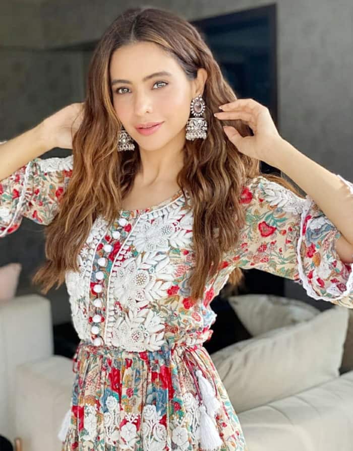 Aamna Sharif Wears Black Long Indian Attire With Beautiful Big Earrings ...