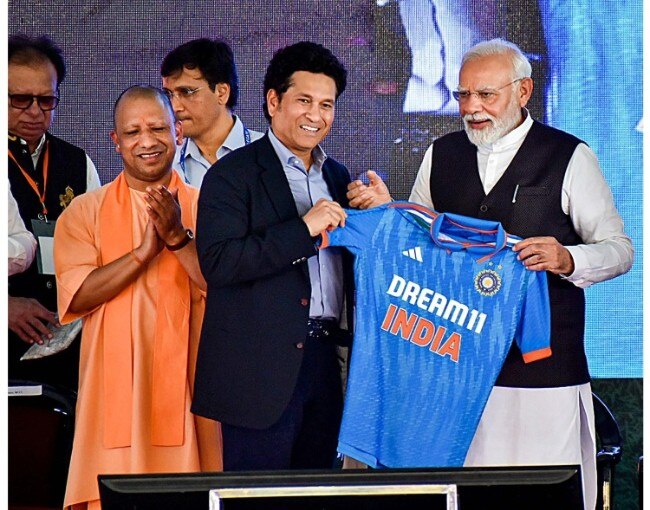 Yogi Adityanath with PM Modi and Sachin Tendulkar
